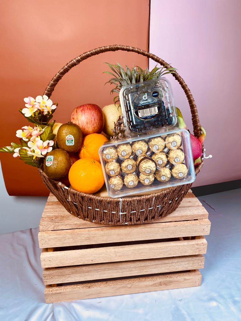 Special VVIP Fruit Basket with Ferrero Rocher Choc (16pcs)